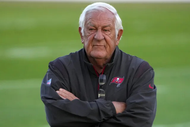 Buccaneers Senior Offensive Assistant Tom Moore Drops Book Covering His ...